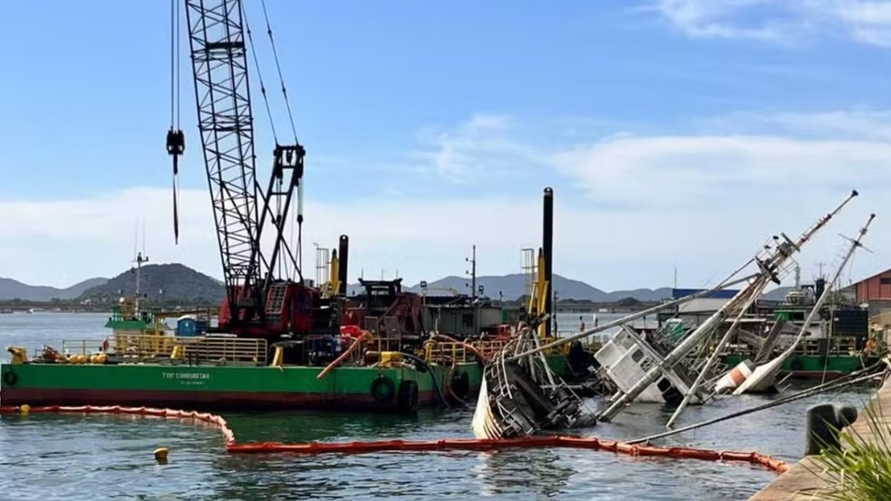 Com técnicos e mergulhadores, resgate de navio histórico avança no cais ...