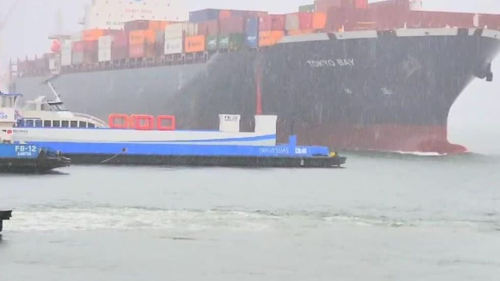 Navio cargueiro atinge balsa no canal do Porto de Santos